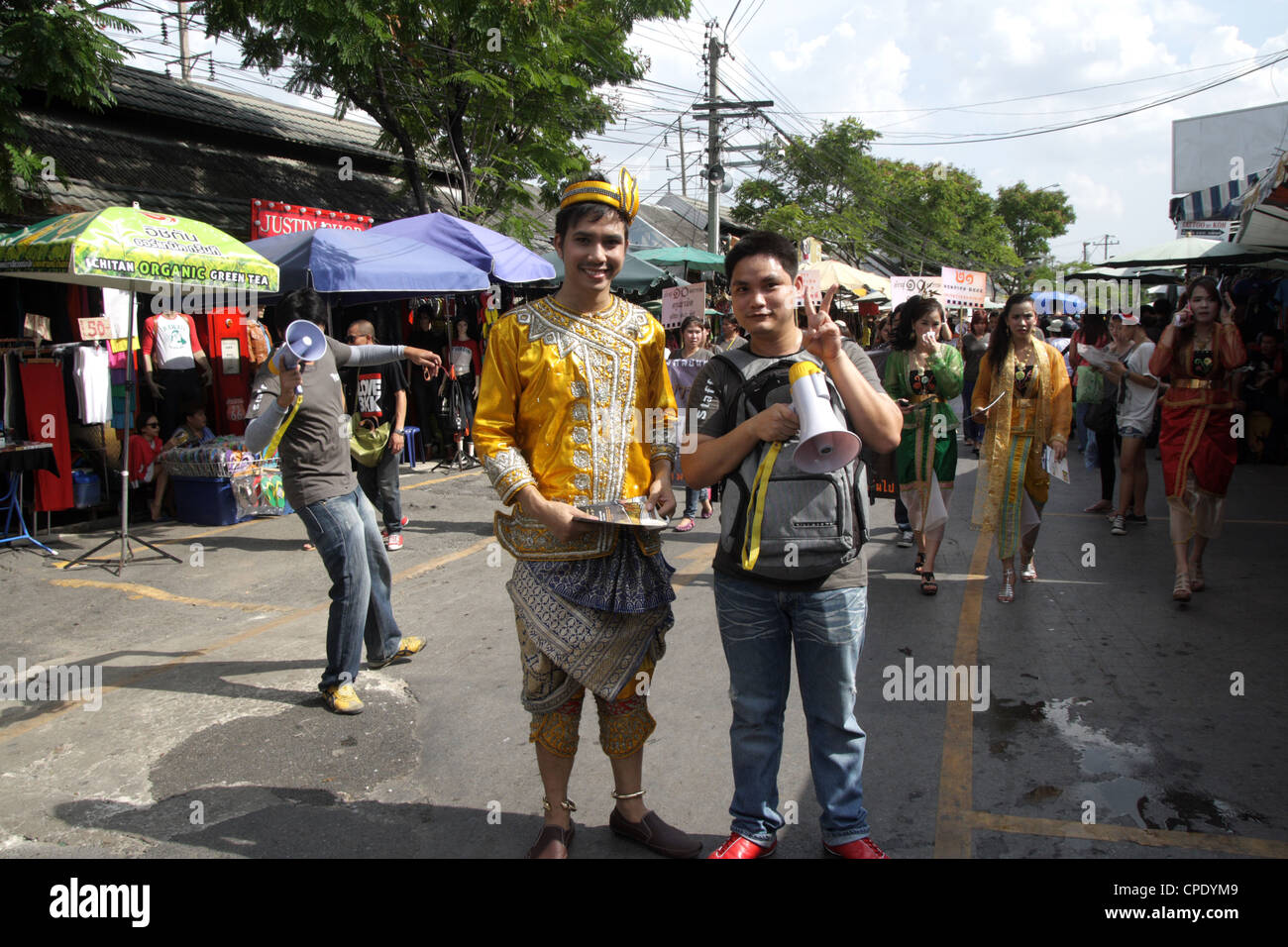 People waring Thai traditional fancy dress in Chatuchak Weekend Market ...