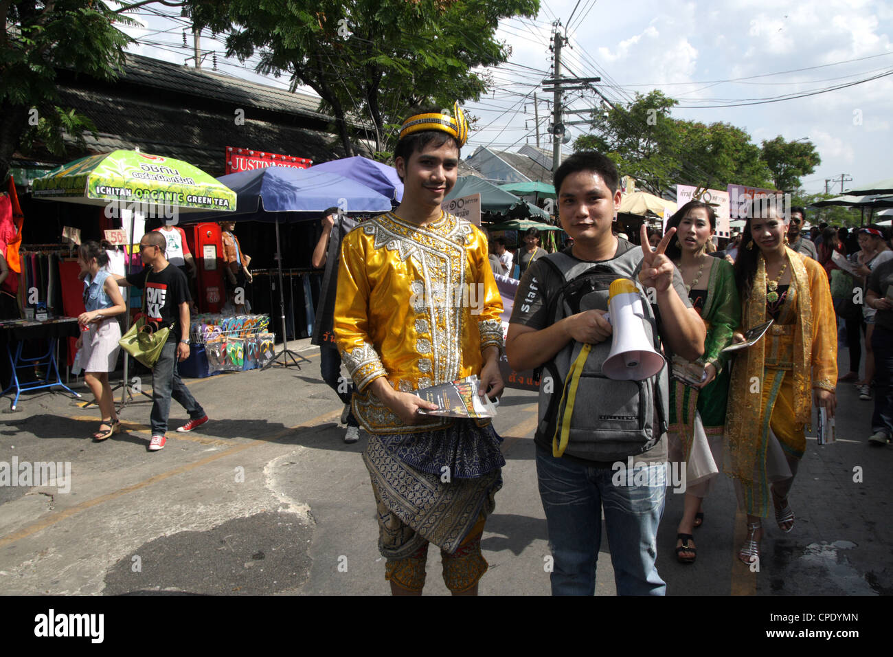 People waring Thai traditional fancy dress in Chatuchak Weekend Market ...