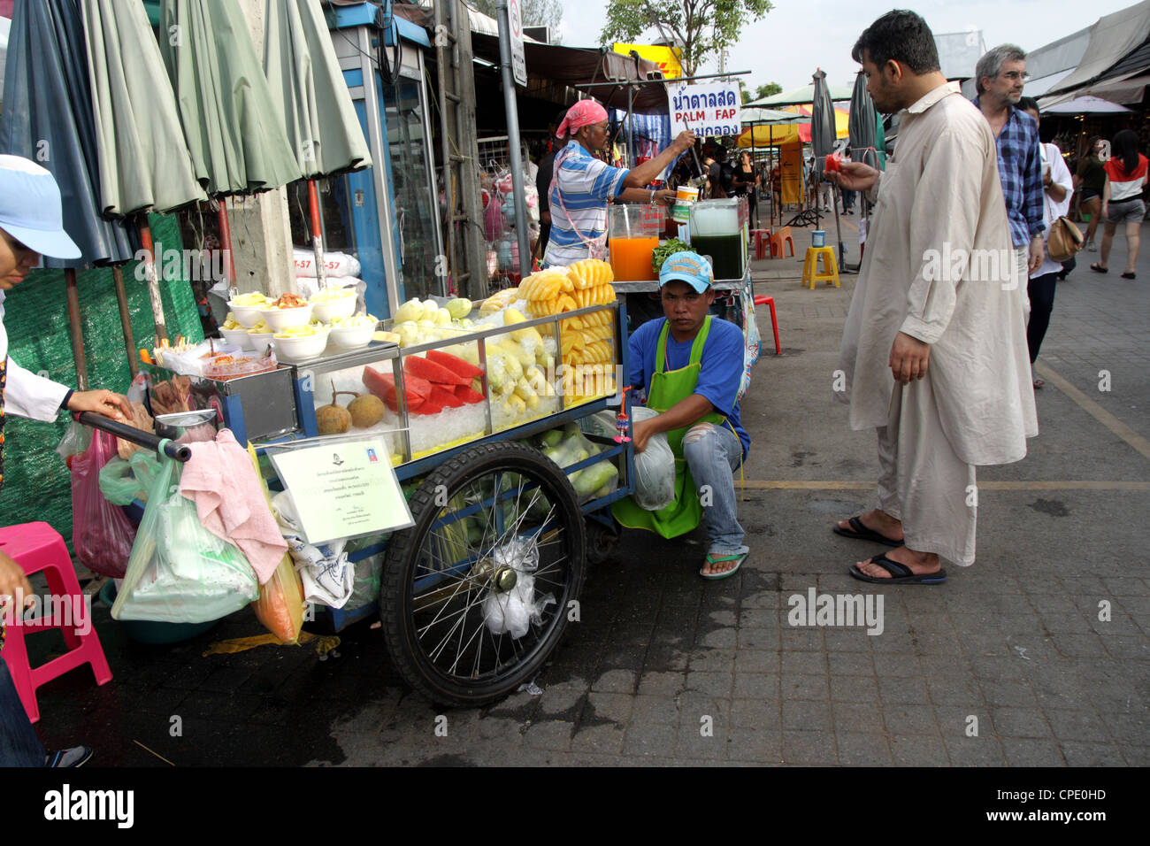 A fruit stall at Chatuchak Weekend Market in Bangkok Stock Photo - Alamy