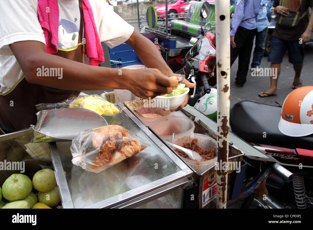 Fruit seller at Chatuchak Weekend Market in Bangkok Stock Photo - Alamy