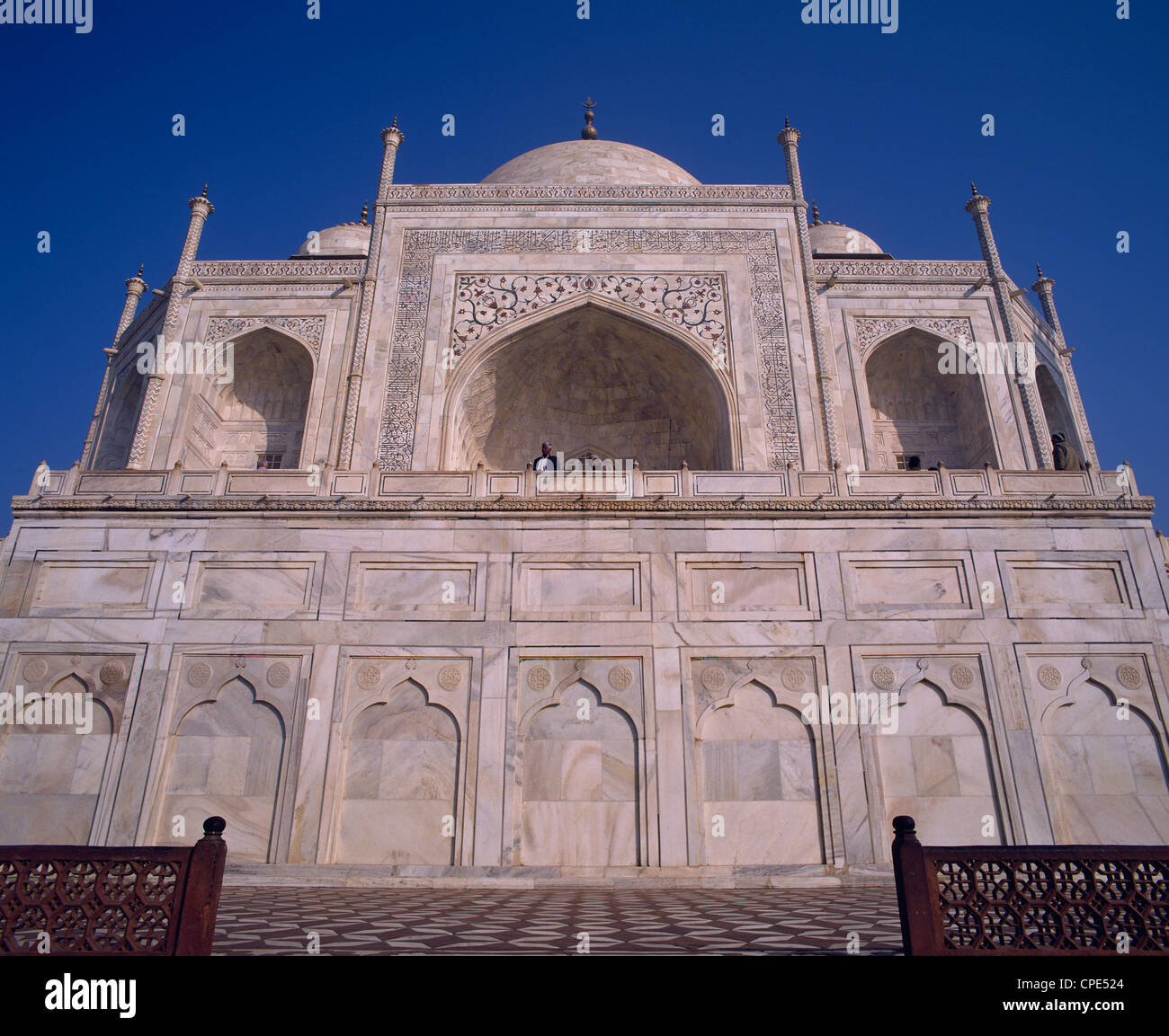 The massive marble structure of the Taj Mahal in a rear view, Agra ...