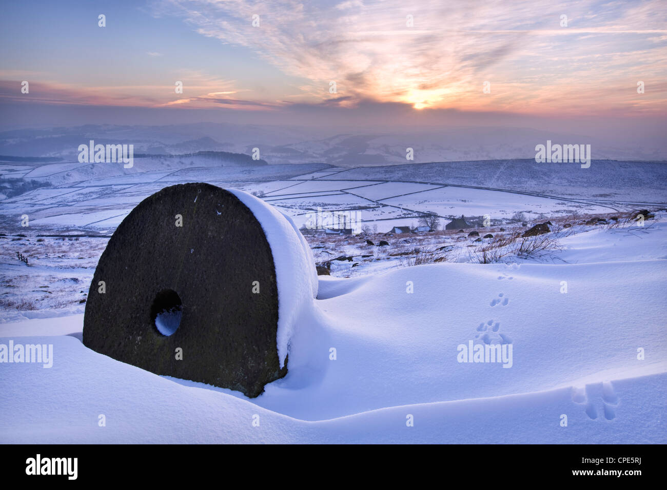 Stanage edge winter millstones hi-res stock photography and images - Alamy