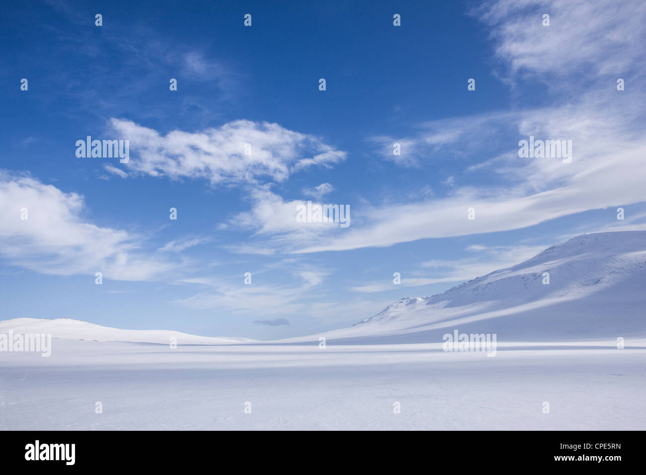 The snow covered valley and mountains of Rondane National Park, Norway ...
