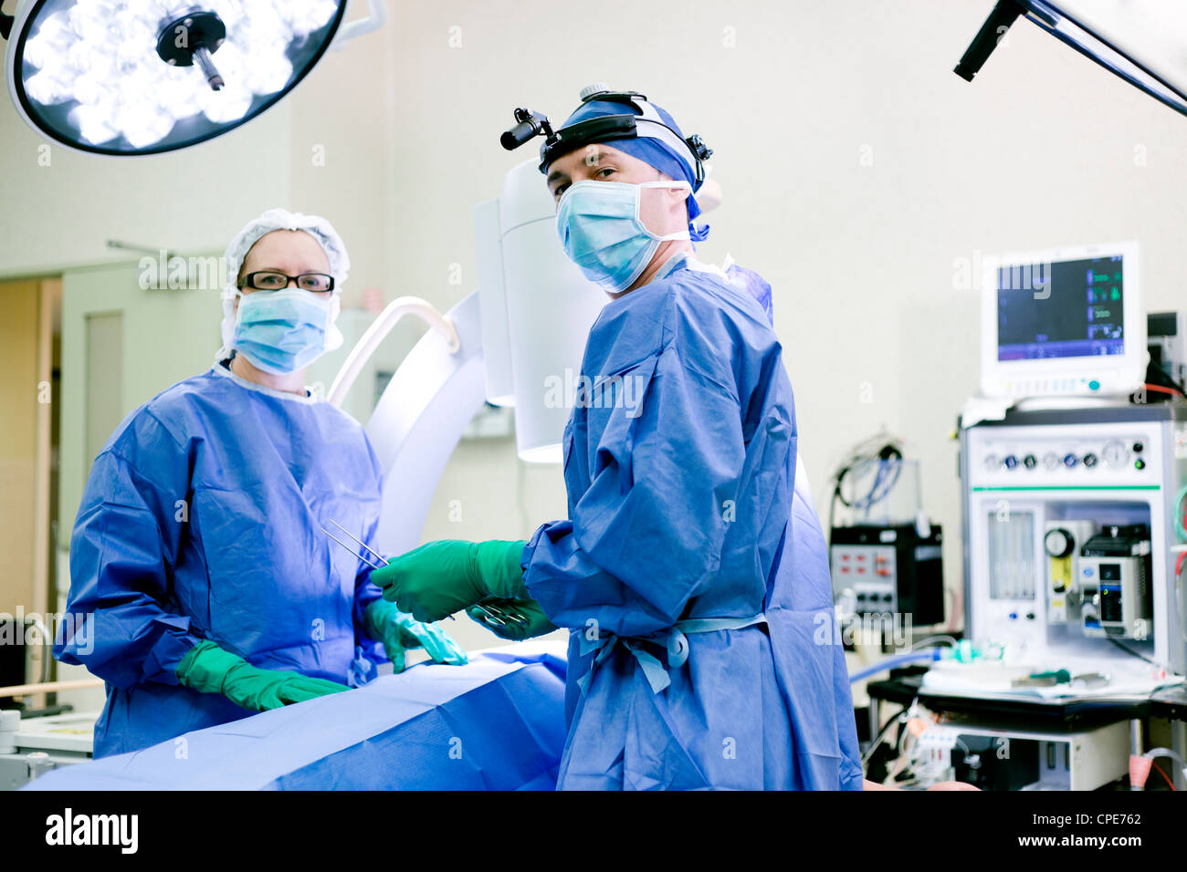 Nurse in operating theater hi-res stock photography and images - Alamy