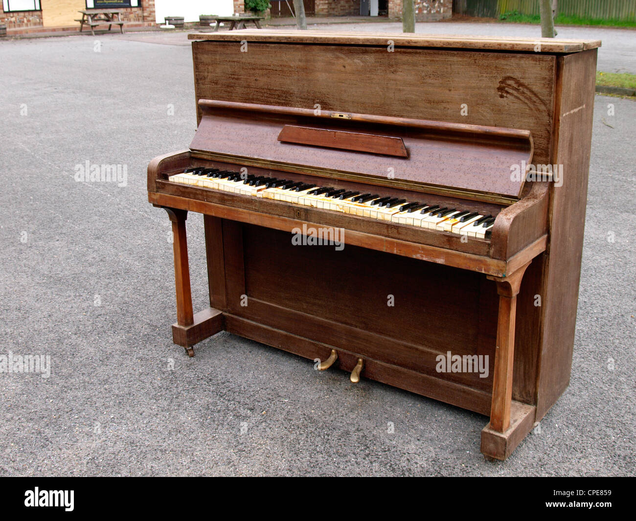 Upright piano hi-res stock photography and images - Alamy