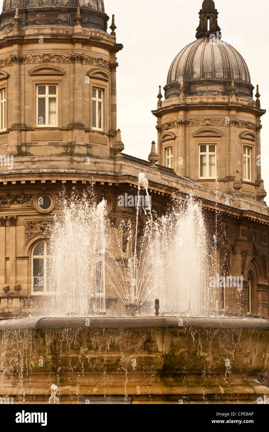 Hull Maritime Museum building and fountains Stock Photo - Alamy