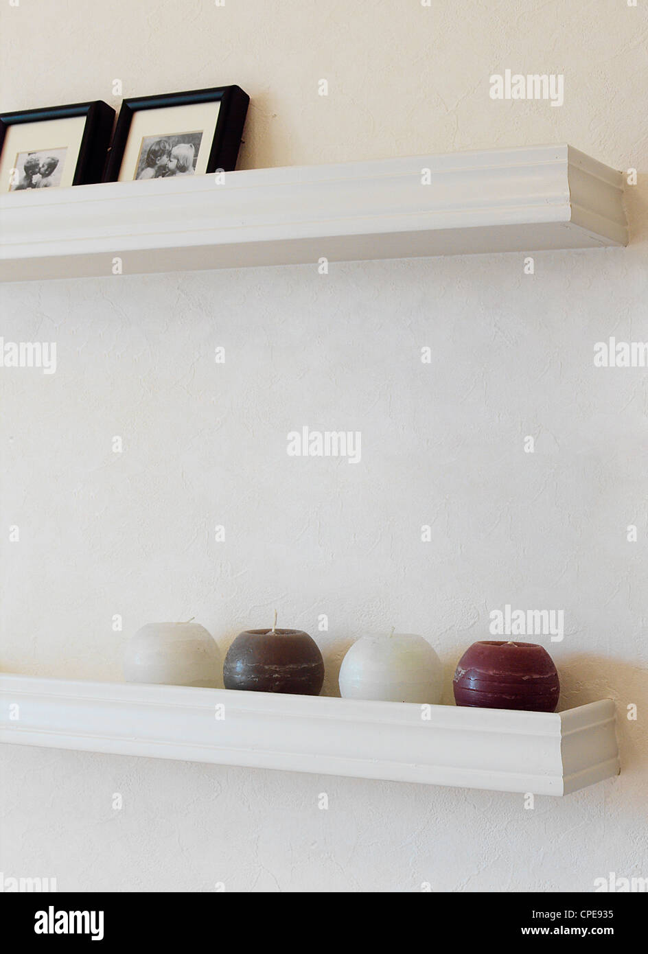 Frames shelf hi-res stock photography and images - Alamy