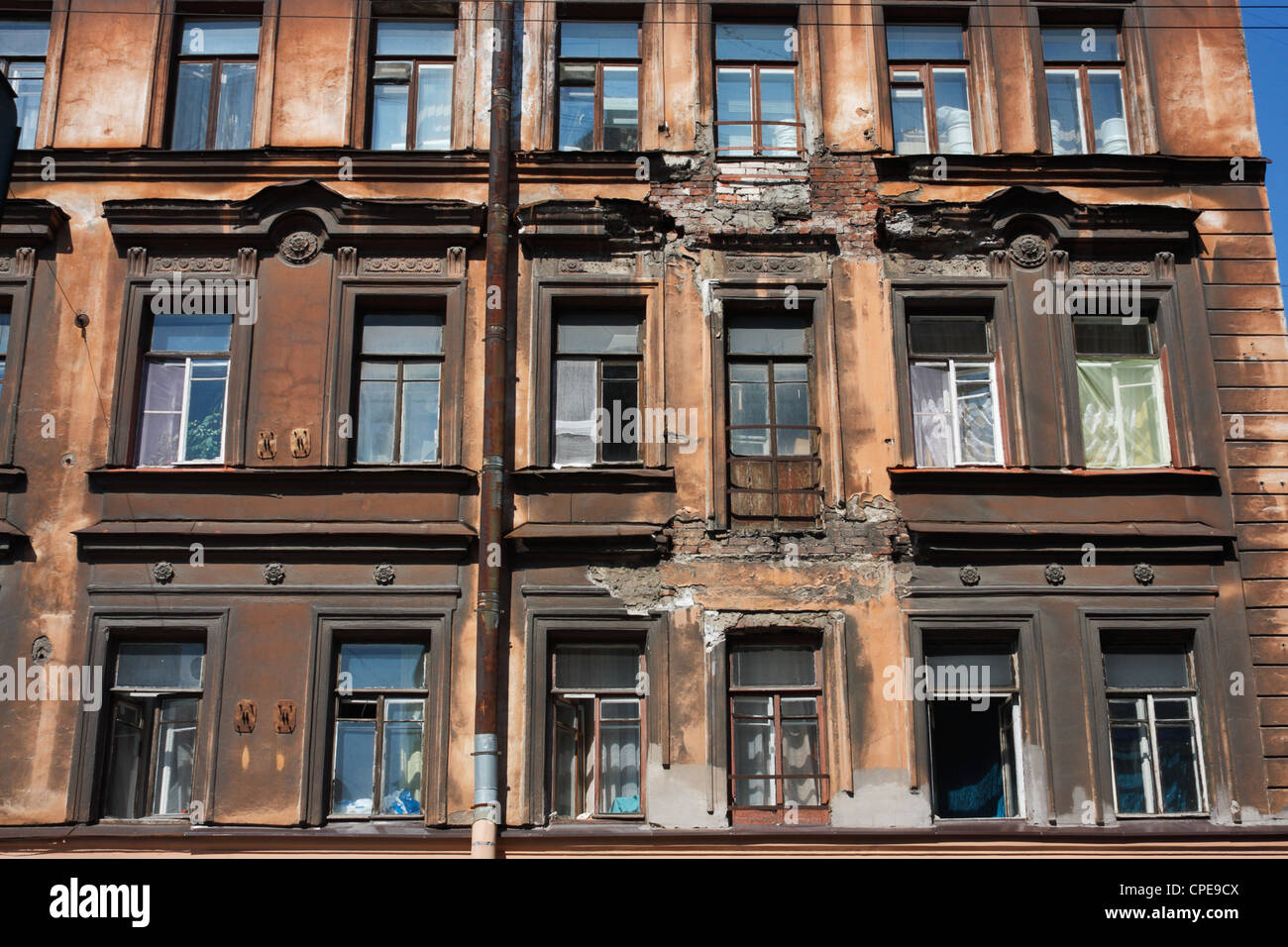 Old facade with windows hi-res stock photography and images - Alamy