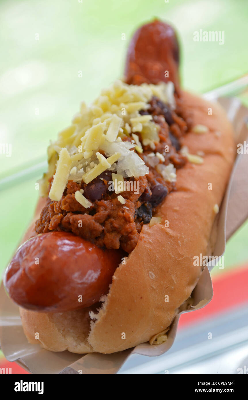 Chilli dog in a bun Stock Photo - Alamy
