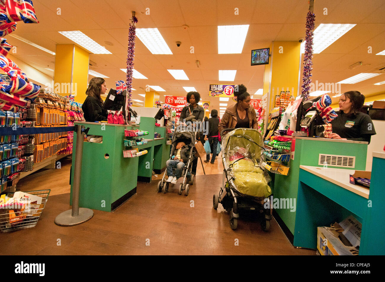 People shopping in bargain £1 pound shop Stock Photo - Alamy