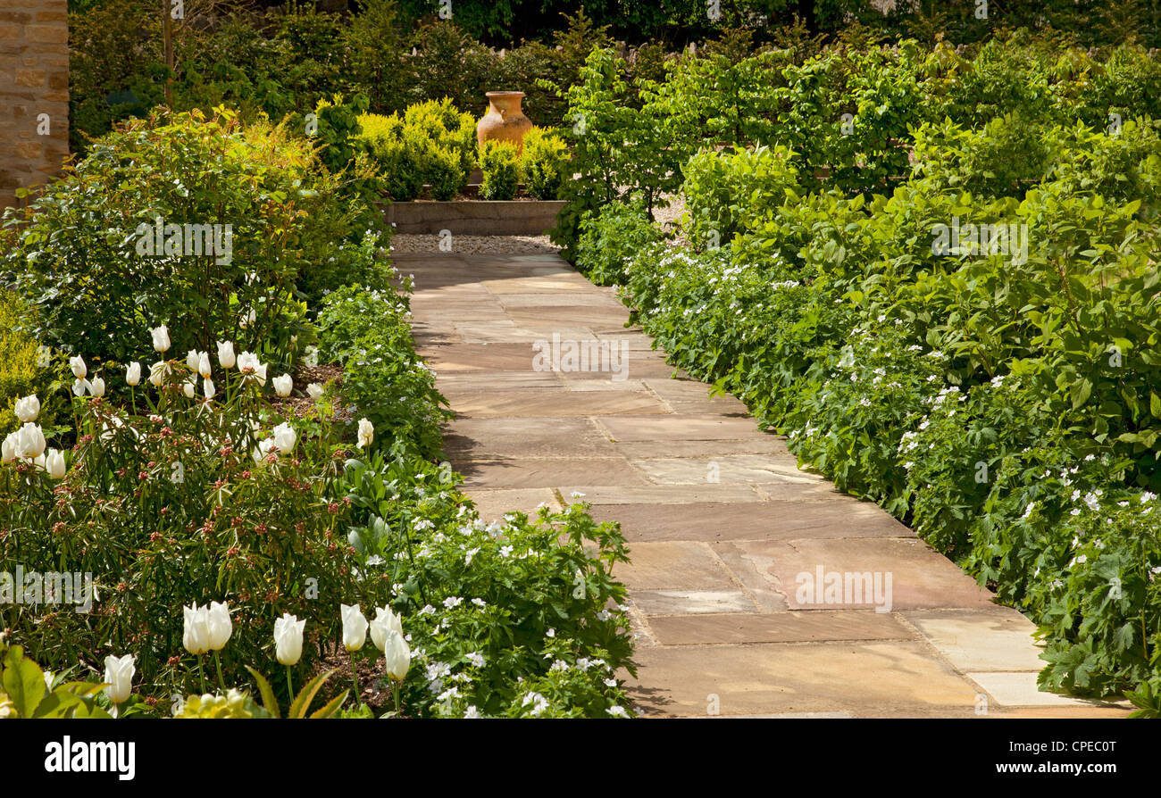 Paved path in garden hi-res stock photography and images - Alamy