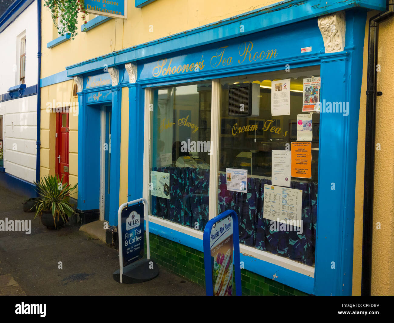 Cafe in Market Street in the coastal village of Appledore, Devon ...