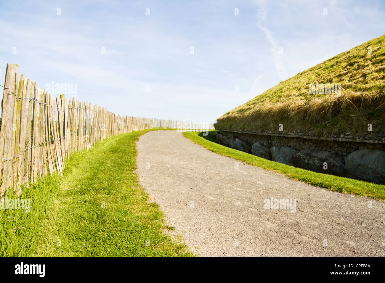 Newgrange prehistoric tomb hi-res stock photography and images - Alamy