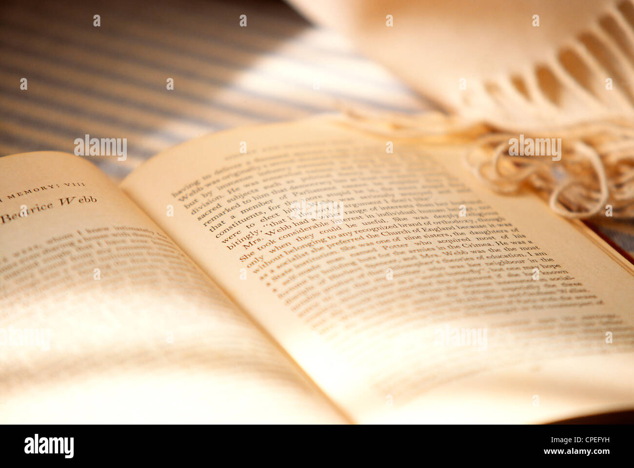 Open book side view hi-res stock photography and images - Alamy
