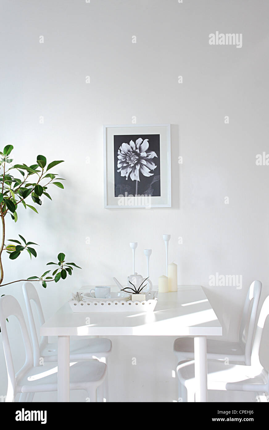 Empty dinning table hi-res stock photography and images - Alamy