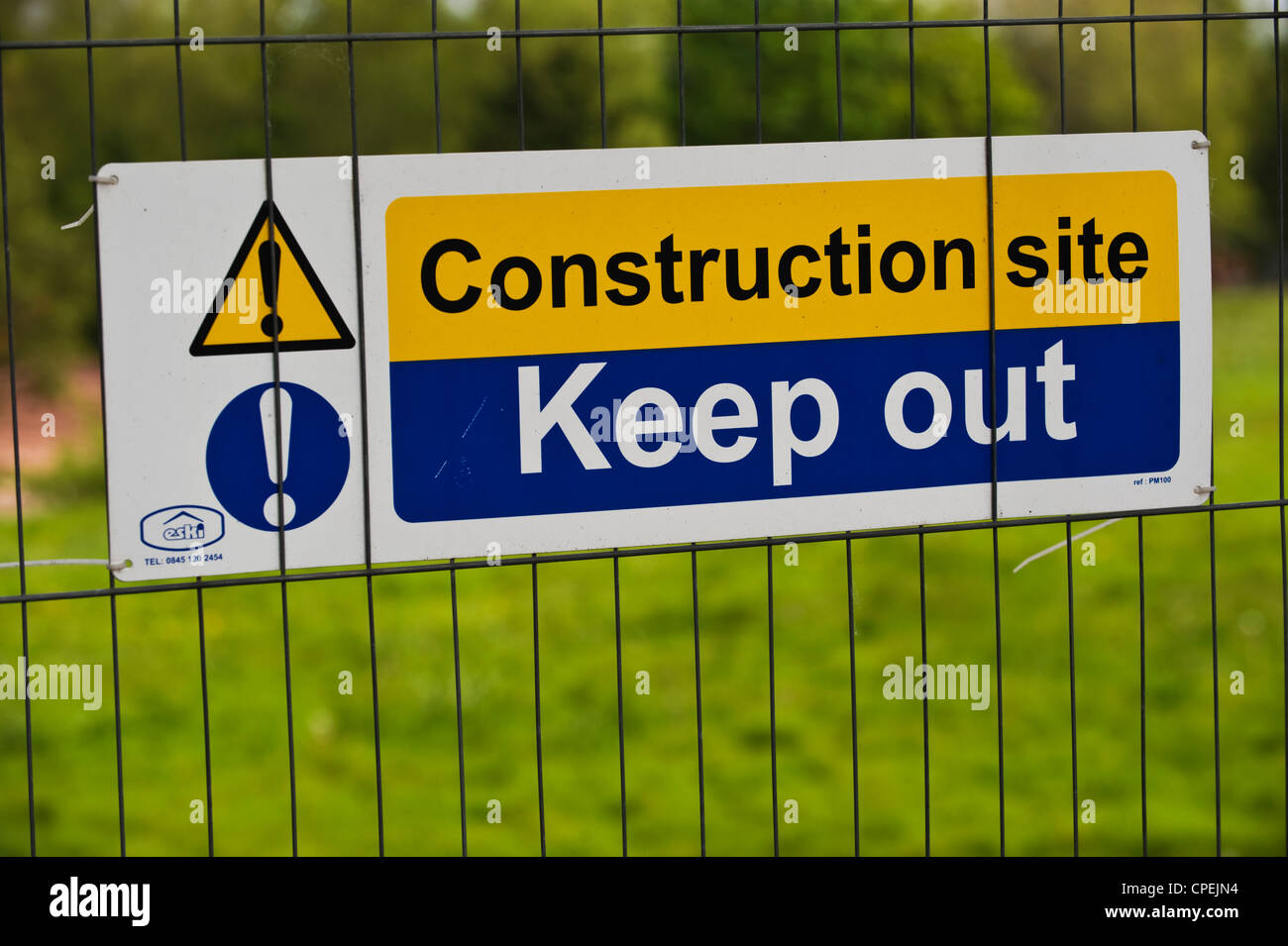 CONSTRUCTION SITE KEEP OUT sign fixed to security fence Stock Photo - Alamy