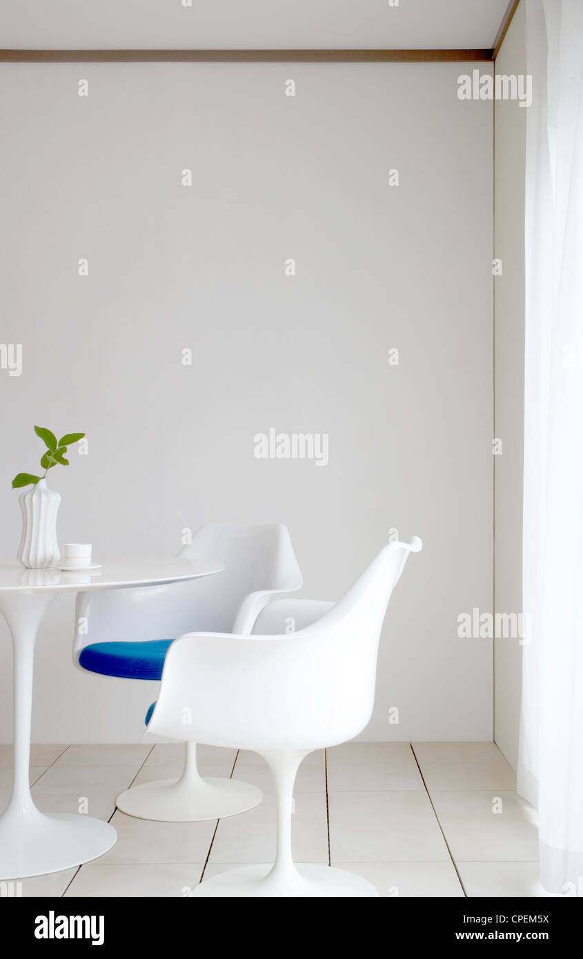 White table with white chairs hi-res stock photography and images - Alamy