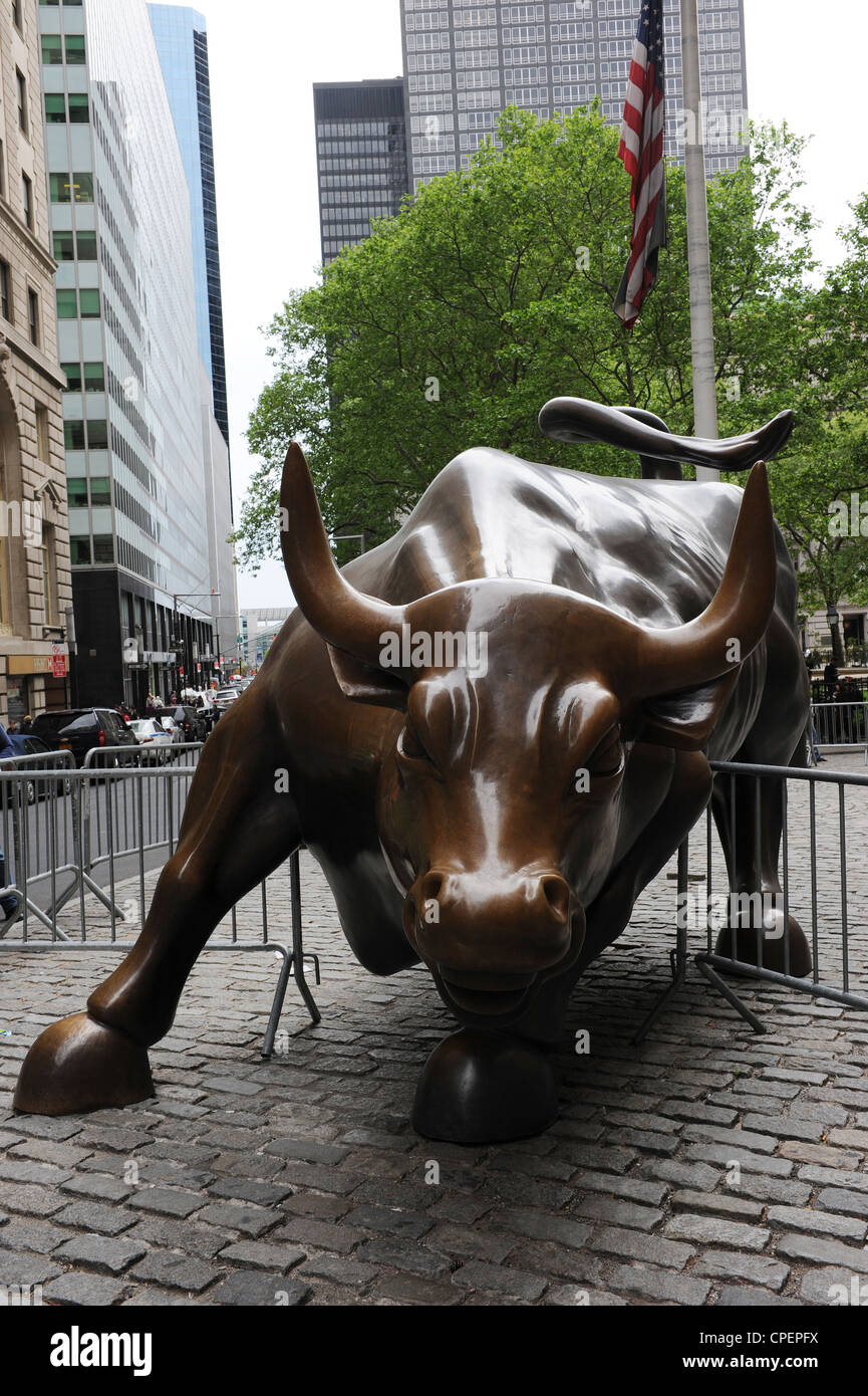 Charging bull wall street hi-res stock photography and images - Alamy