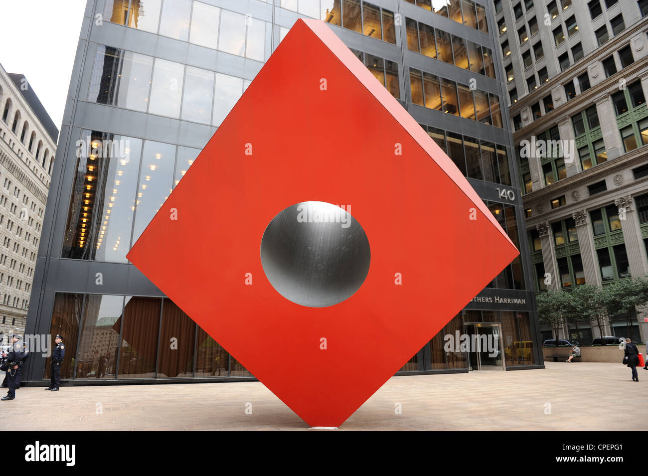 Cube sculpture hi-res stock photography and images - Alamy