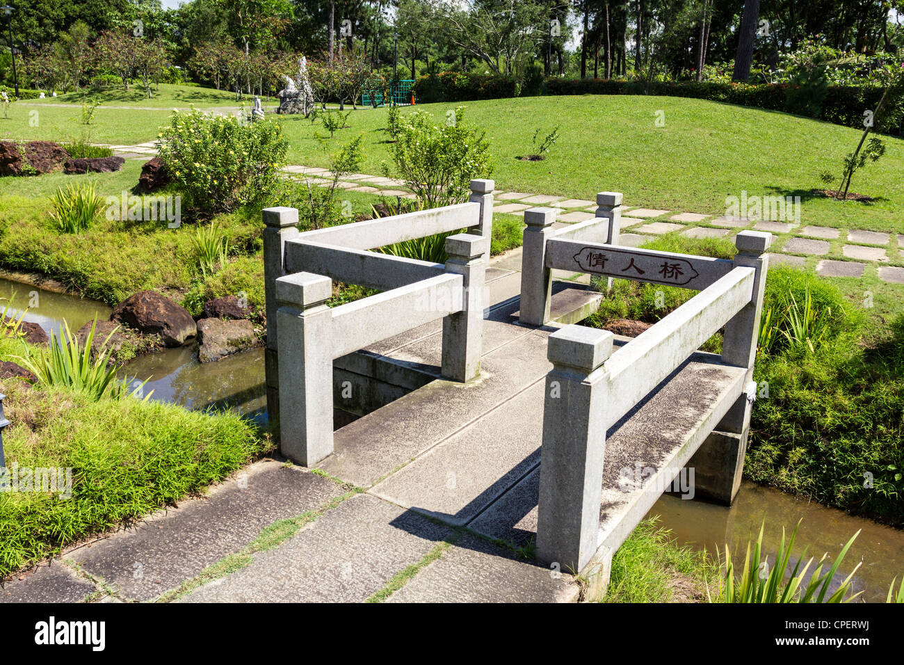 Small bridge in chinese and japanese gardens hi-res stock photography ...