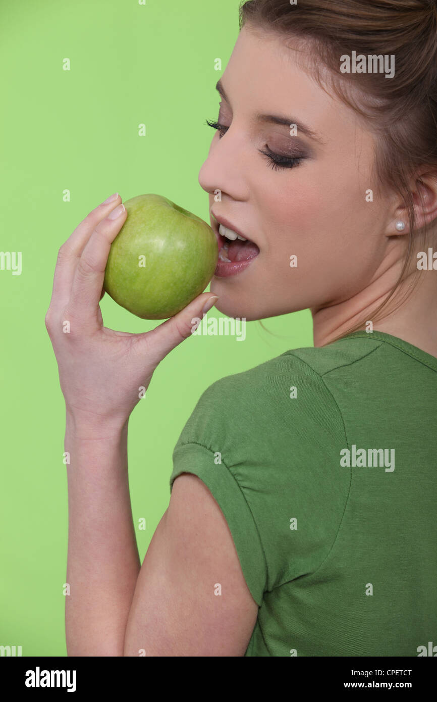 Woman biting into green apple Stock Photo - Alamy