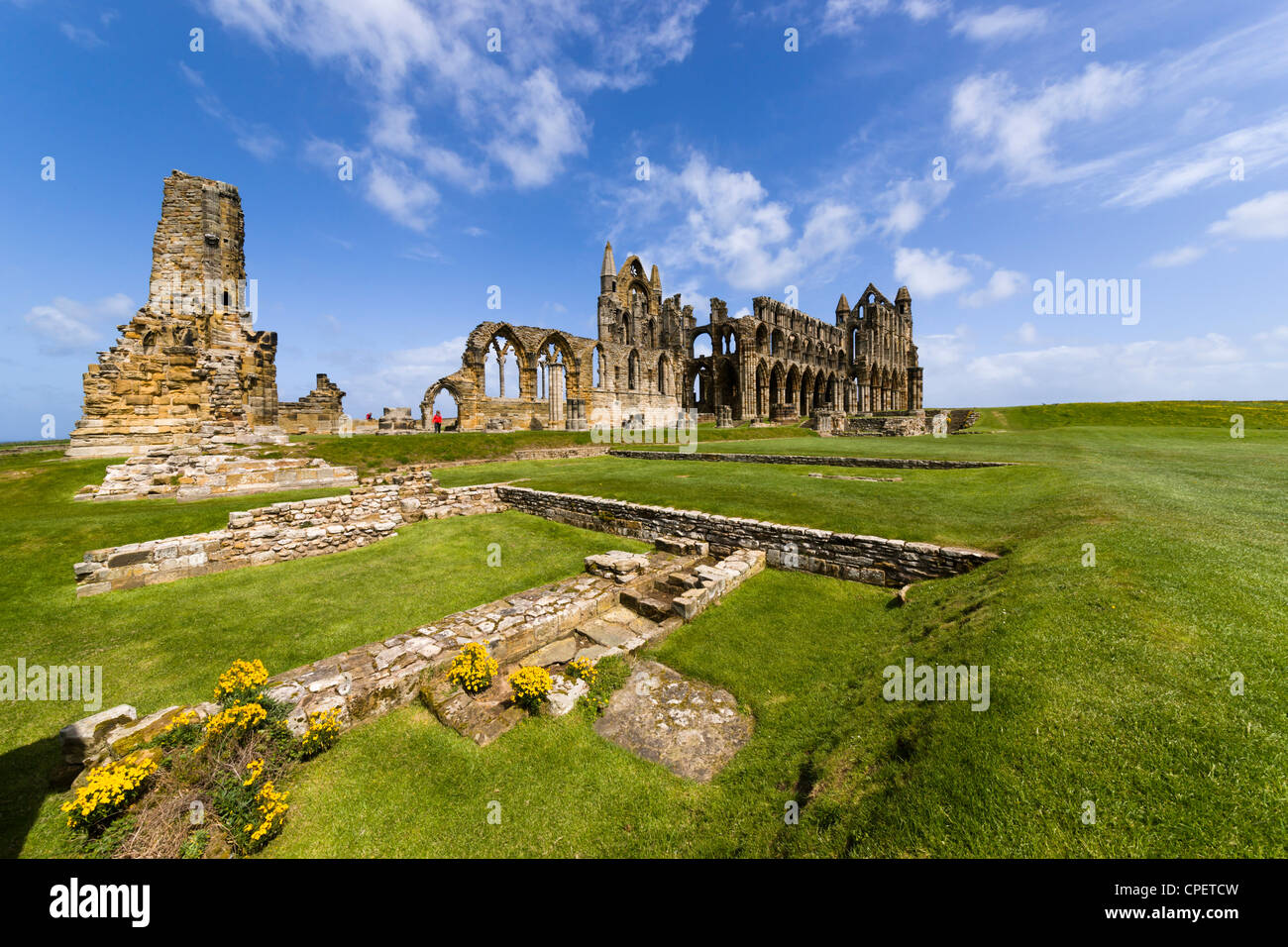 Whitby abbey yorkshire general view hi-res stock photography and images ...