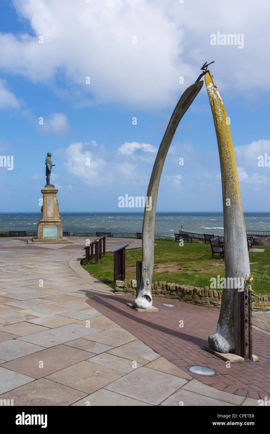 Whitby - whalebone arch and Captian Cook statue Stock Photo - Alamy