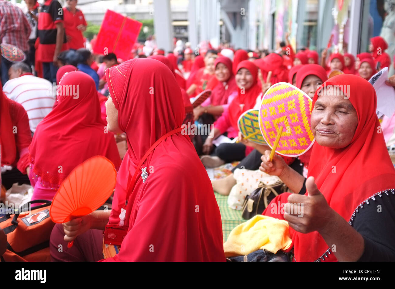 Red shirt stage hi-res stock photography and images - Alamy