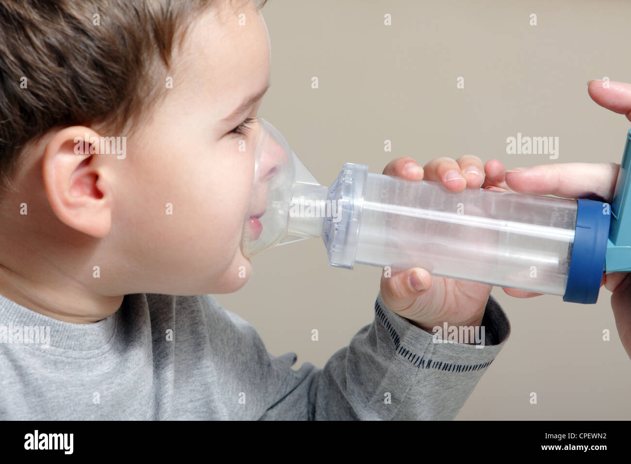 Close-up image little boy using inhaler for asthma Stock Photo - Alamy