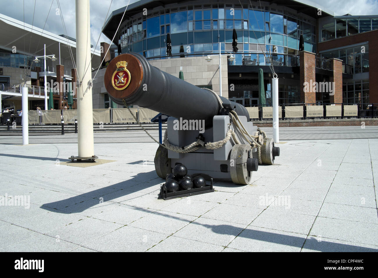 Ships canon hi-res stock photography and images - Alamy