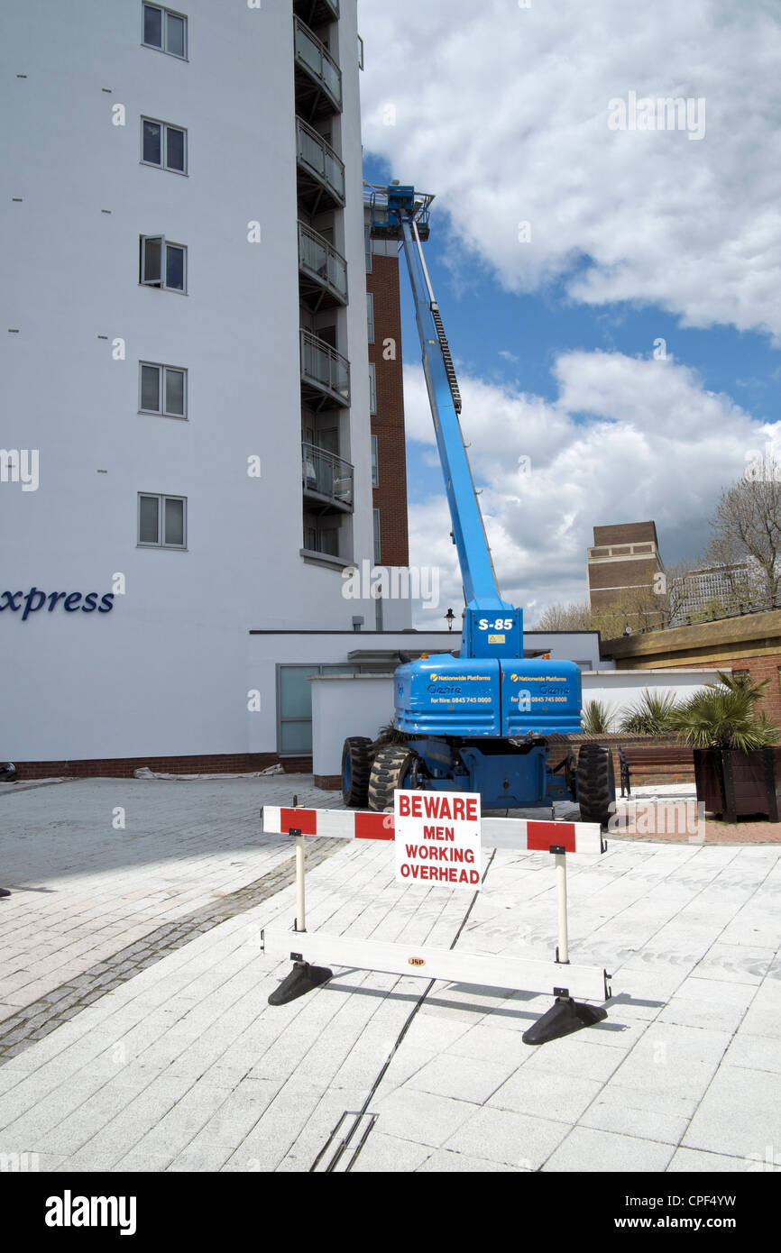 Men working overhead sign hi-res stock photography and images - Alamy