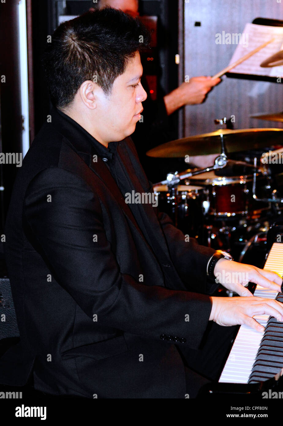 Piano player hi-res stock photography and images - Alamy