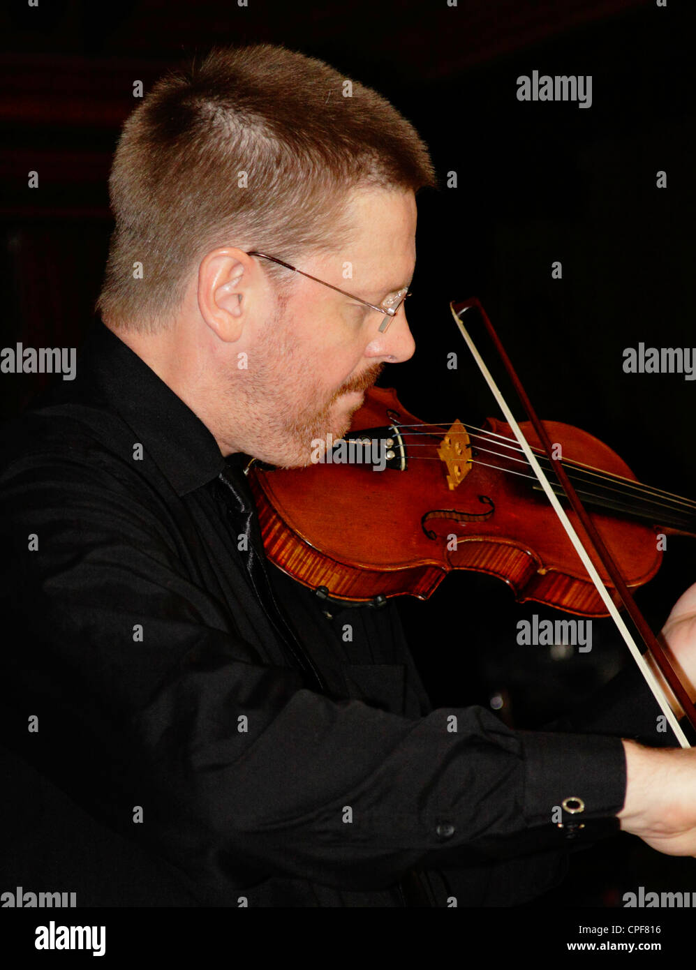 Violinist violin player hi-res stock photography and images - Alamy