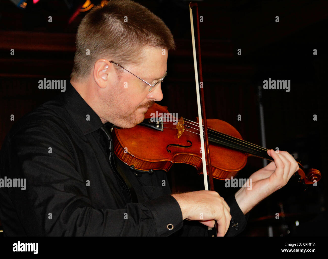 Violin player hi-res stock photography and images - Alamy