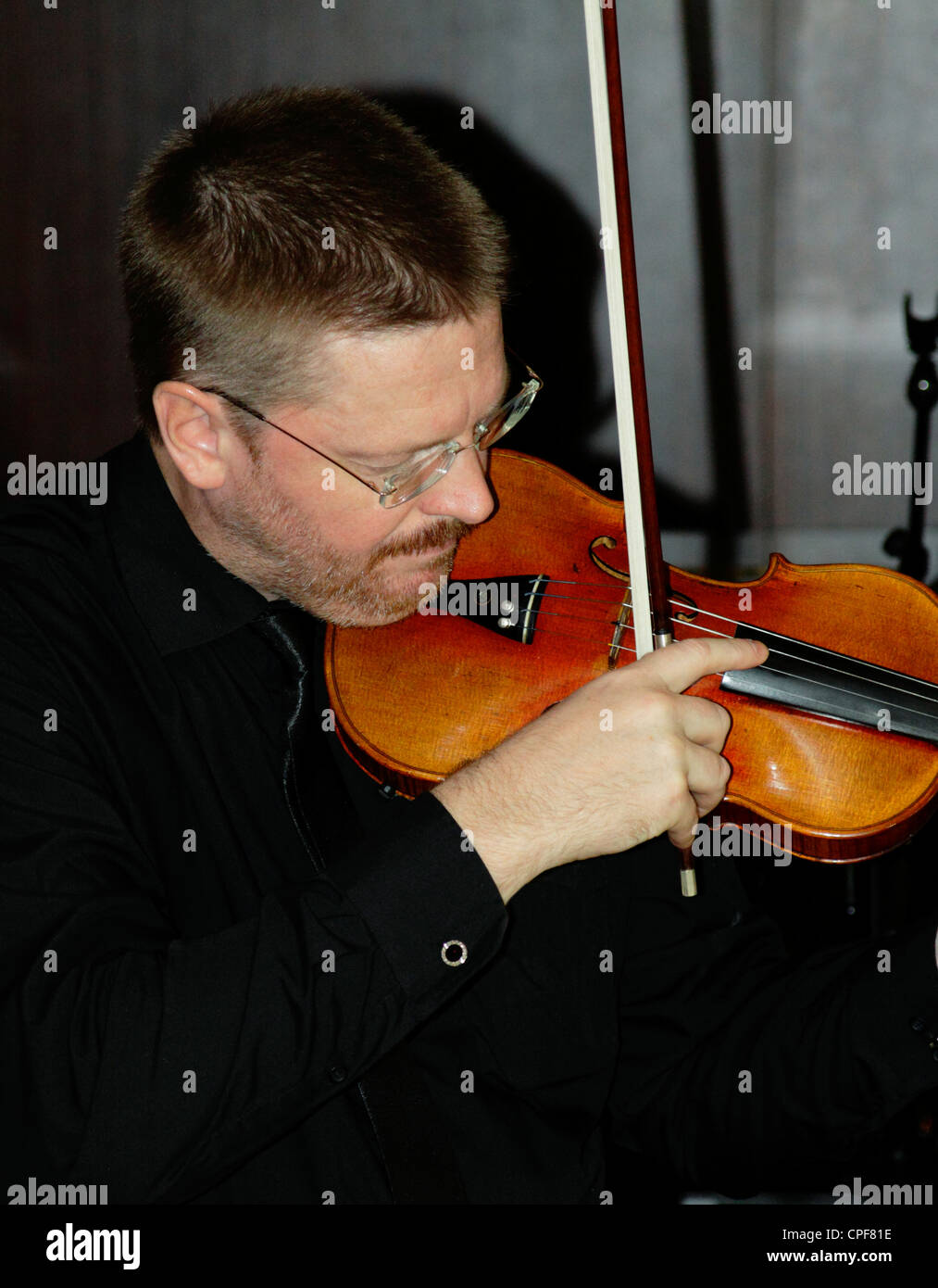 Violinist violin player hi-res stock photography and images - Alamy