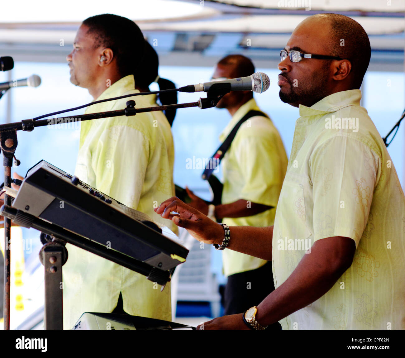 Keyboardist band hi-res stock photography and images - Alamy