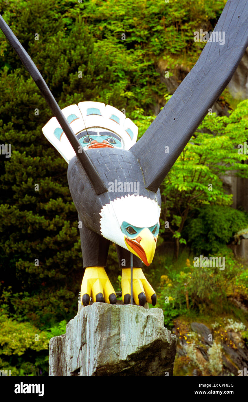 Wooden eagle hi-res stock photography and images - Alamy