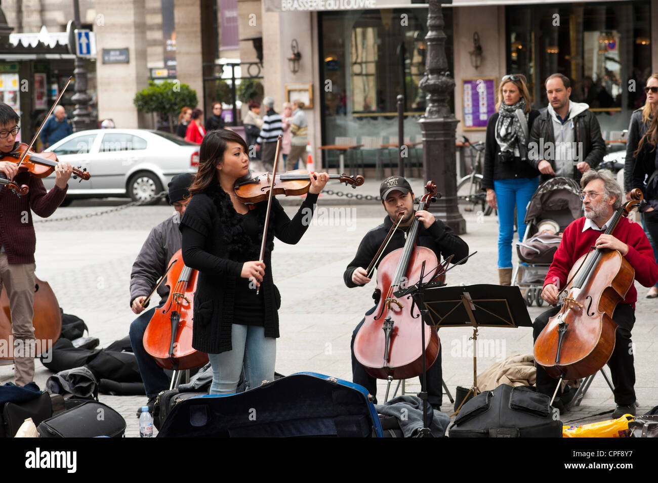 Paris street band hi-res stock photography and images - Alamy