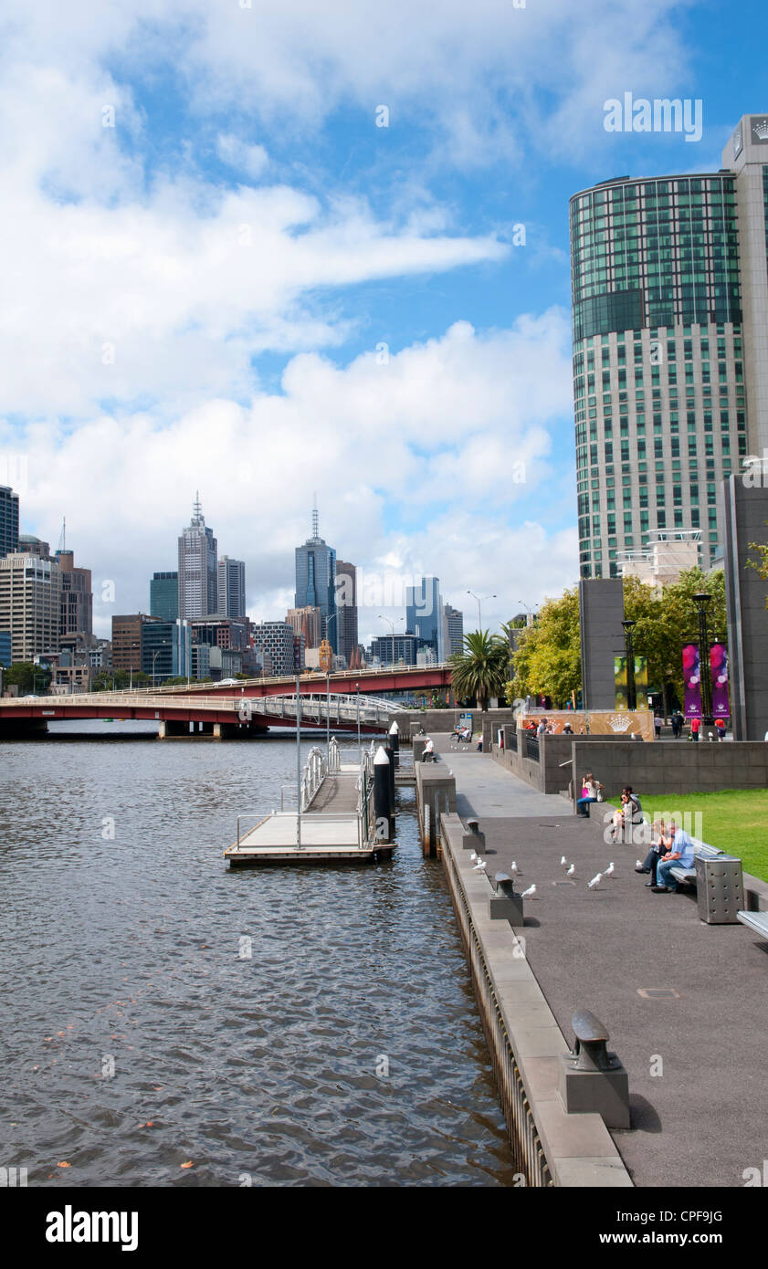 Melbourne skyline along yarra river hi-res stock photography and images ...