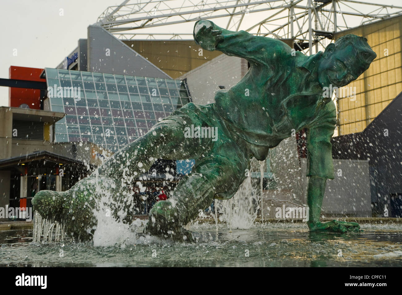 Tom Finney statue, sculpted by Peter Hodgkinson, next to the Deepdale ...