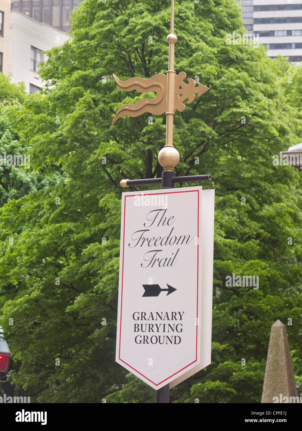 Freedom Trail sign pointing to the Granary Burying Ground Stock Photo ...