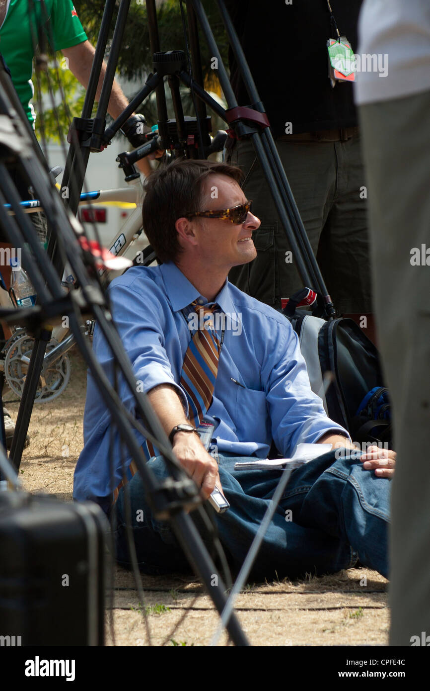reporter listening to press conference after 35W bridge collapse Stock ...