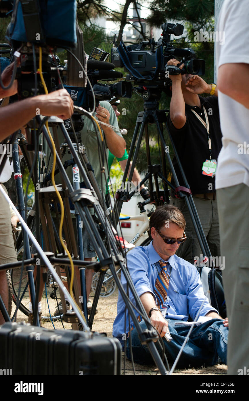 reporter listening to press conference after 35W bridge collapse Stock ...