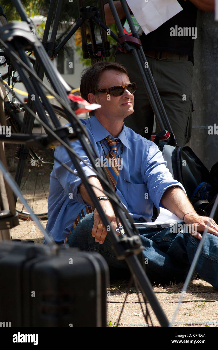 reporter listening to press conference after 35W bridge collapse Stock ...