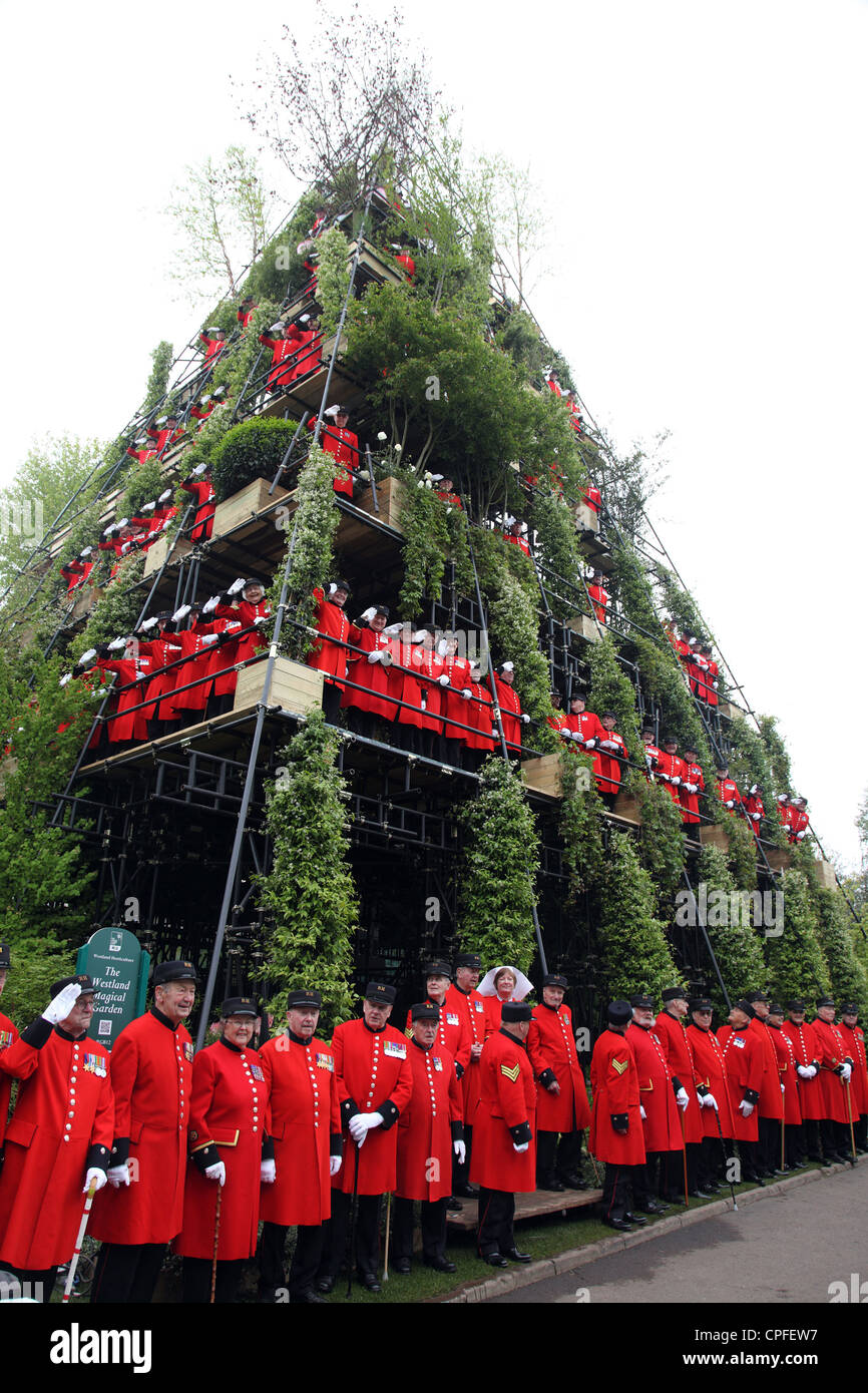 Chelsea Pensioners aloft on Diarmuid Gavin's garden for RHS Chelsea ...