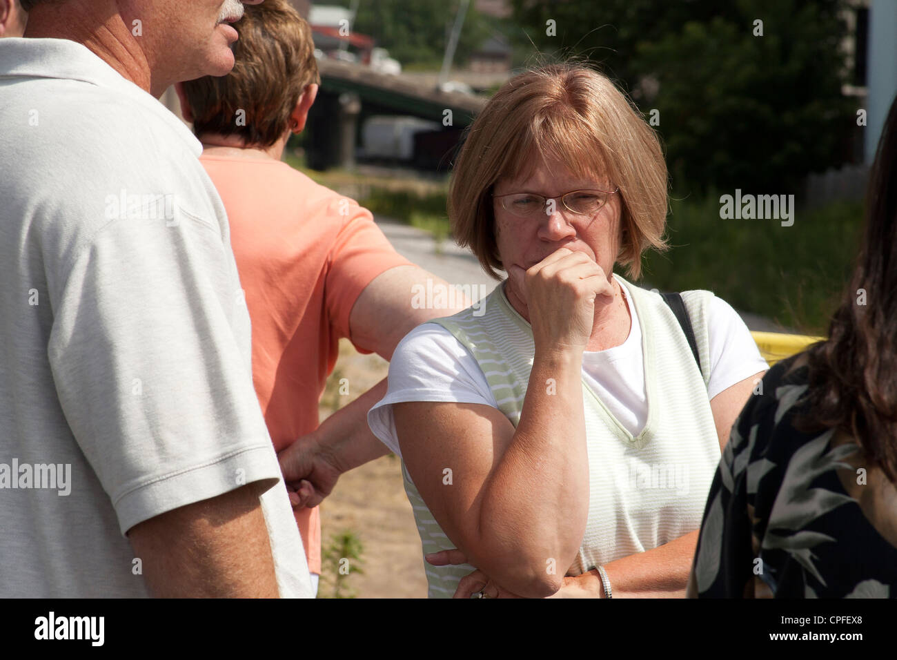 concerned woman at the site of the 35w bridge collapse Stock Photo - Alamy
