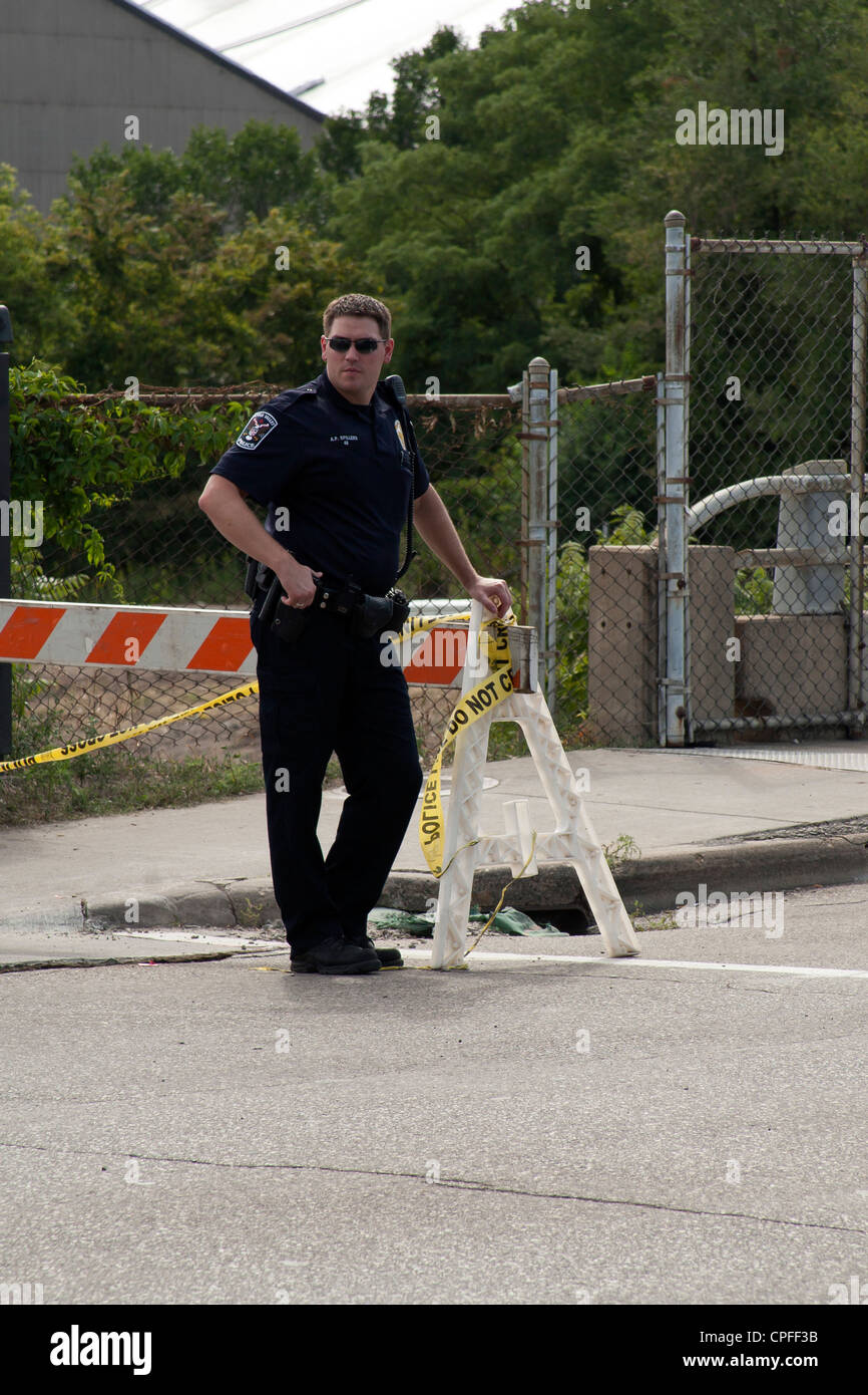 police guarding the ramp leading to the collapsed 35W bridge Stock ...