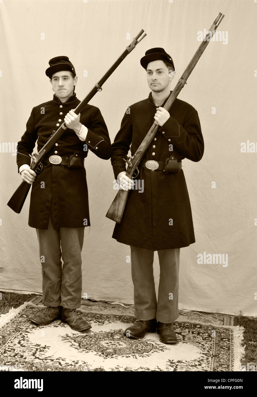 Two young soldiers with rifles posing for photographer, Civil War ...