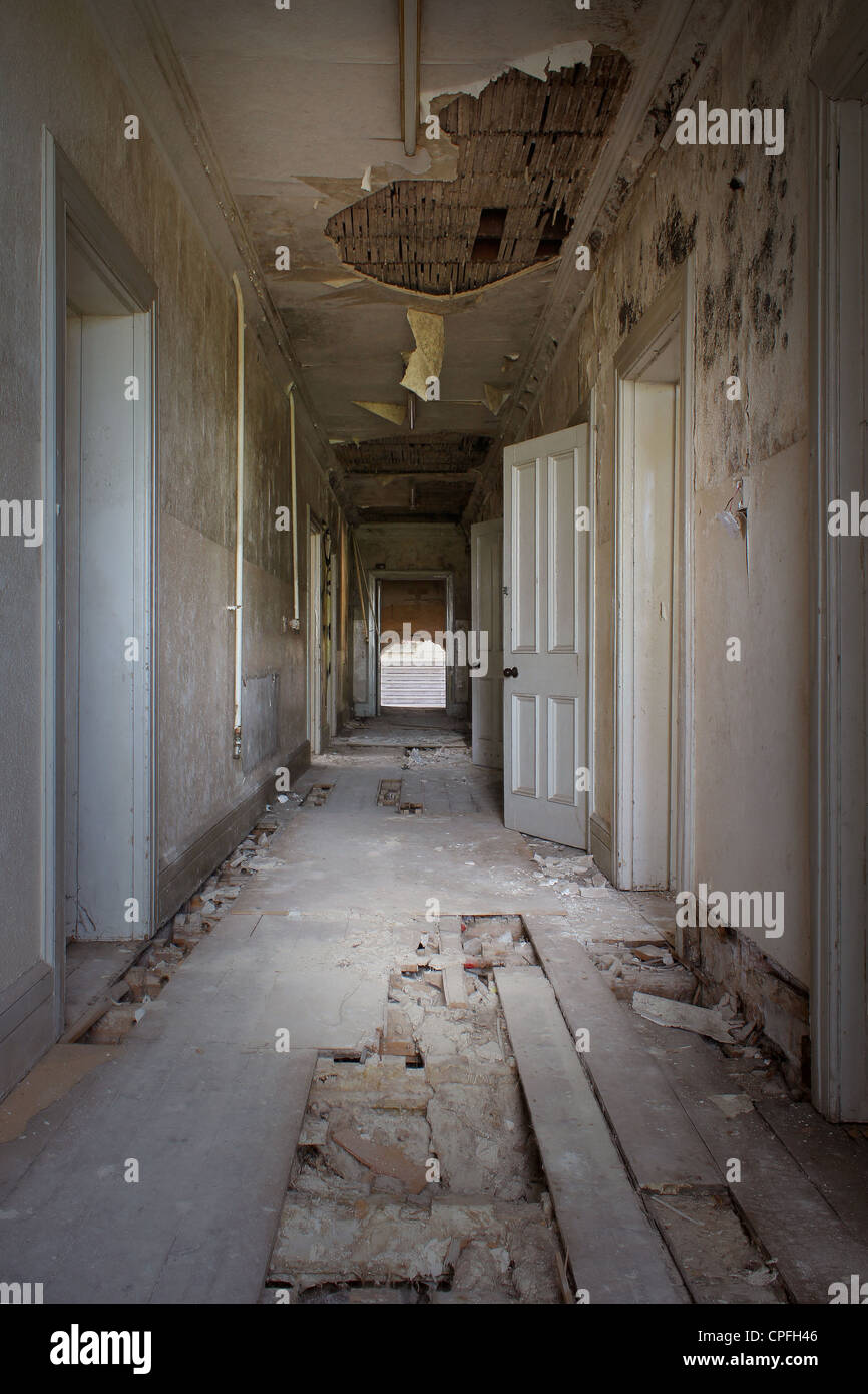 Corridor abandoned school hi-res stock photography and images - Alamy