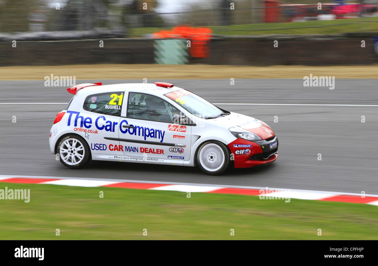 Mike Bushell racing around Druids corner in the Clio Cup at Brands ...